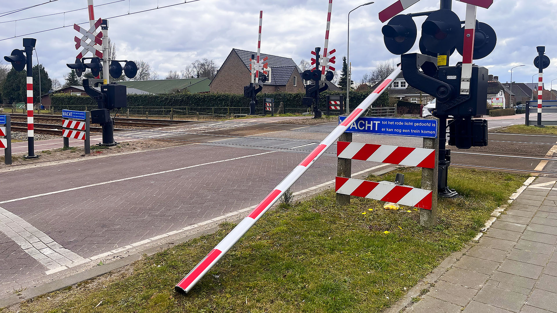 Tractor rijdt spoorboom kapot in Berghem - Ons Oss