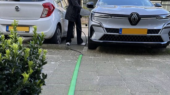 SP wil gebruik kabels over de stoep voor opladen elektrische auto’s ook ...